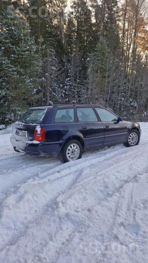 Zils Audi A4 1997 Rīga, ar dzinēja tilpumu 1.80 L un nobraukumu 332 tūkst. km par 2650 €, foto  vietnē AUTOMOTO.COM.LV