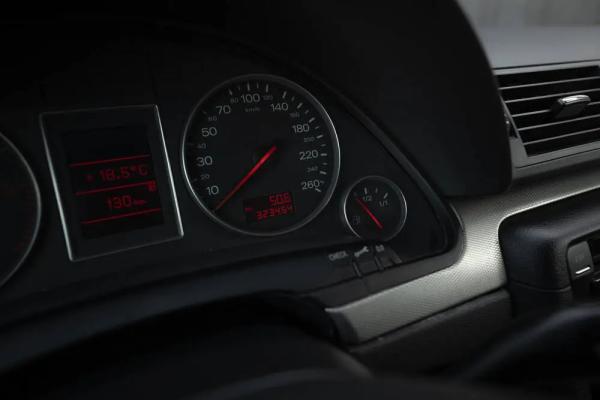 Blue Audi A4 2001 in Jelgava, with an engine capacity of 1.90 L and mileage of 323 thousand km for 1900 €, photo 10 on AUTOMOTO.COM.LV