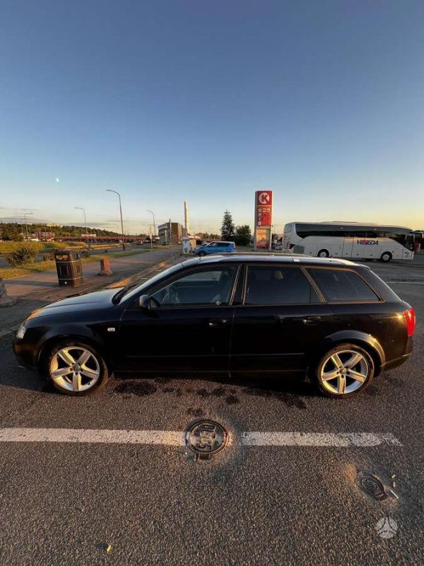 Zils Audi A4 2001 Viļņa, ar dzinēja tilpumu 2.50 L un nobraukumu 257 tūkst. km par 900 €, foto 4 vietnē AUTOMOTO.COM.LV