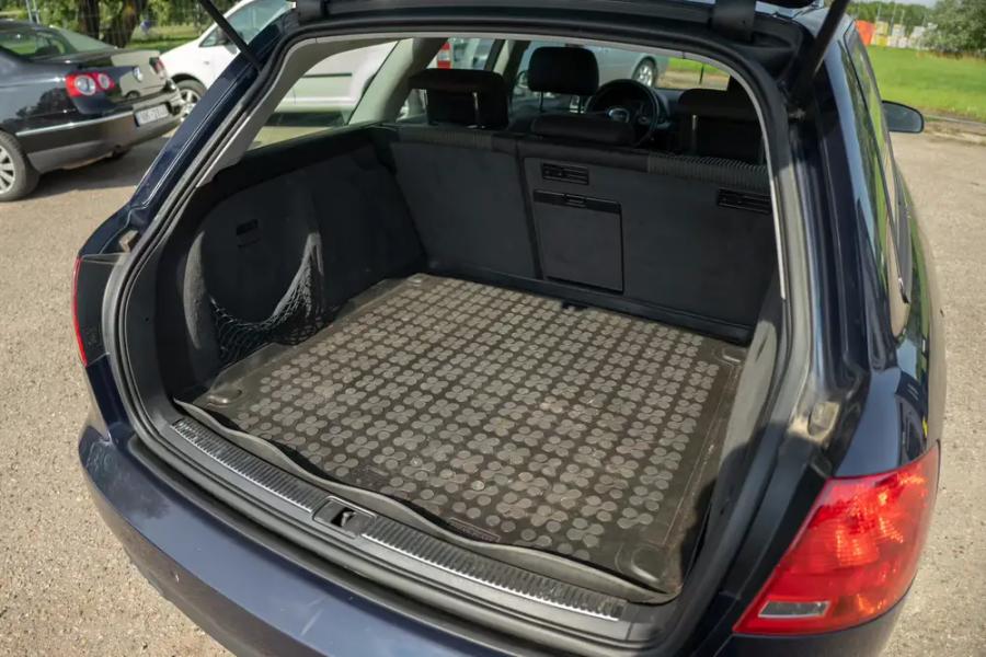 Blue Audi A4 2006 in Liepaja, with an engine capacity of 2.00 L and mileage of 278 thousand km for 2500 €, photo 11 on AUTOMOTO.COM.LV