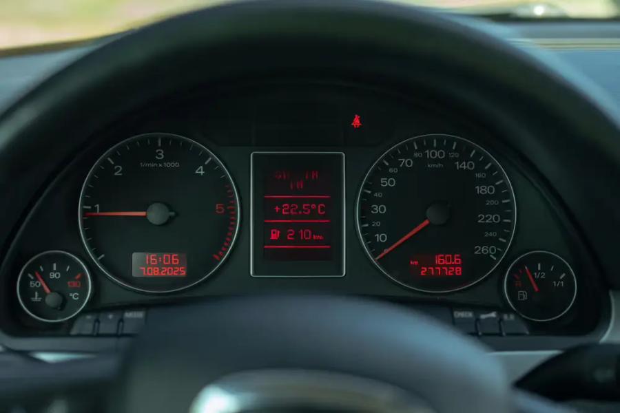 Blue Audi A4 2006 in Liepaja, with an engine capacity of 2.00 L and mileage of 278 thousand km for 2500 €, photo 16 on AUTOMOTO.COM.LV