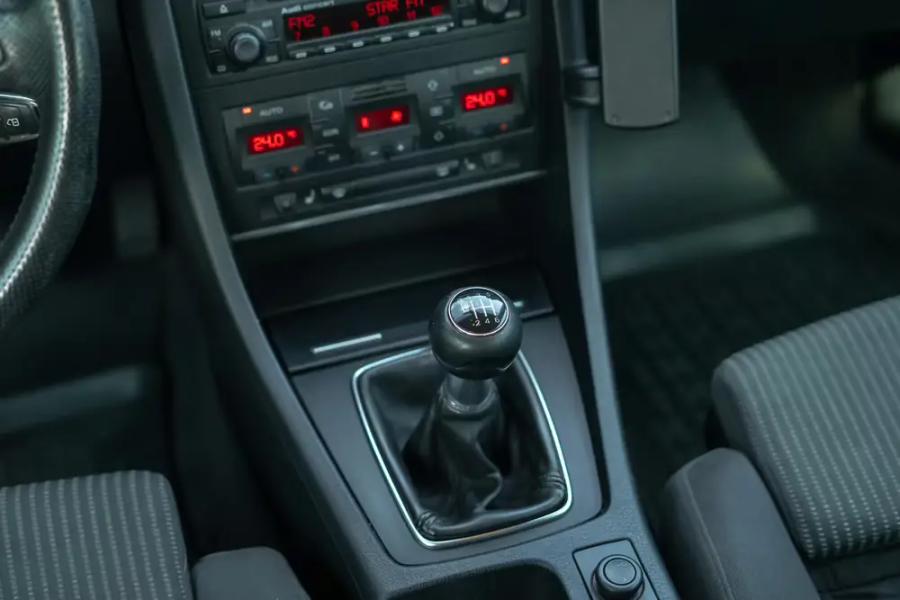 Blue Audi A4 2006 in Liepaja, with an engine capacity of 2.00 L and mileage of 278 thousand km for 2500 €, photo 18 on AUTOMOTO.COM.LV