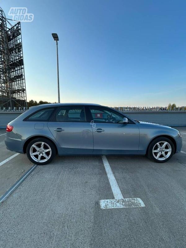 Audi A4 2010 in Vilnius on AUTOMOTO.COM.LV Blue Audi A4 2010 in Vilnius, with an engine capacity of 2.00 L and mileage of 310 thousand km for 4899 €, photo 7 on AUTOMOTO.COM.LV
