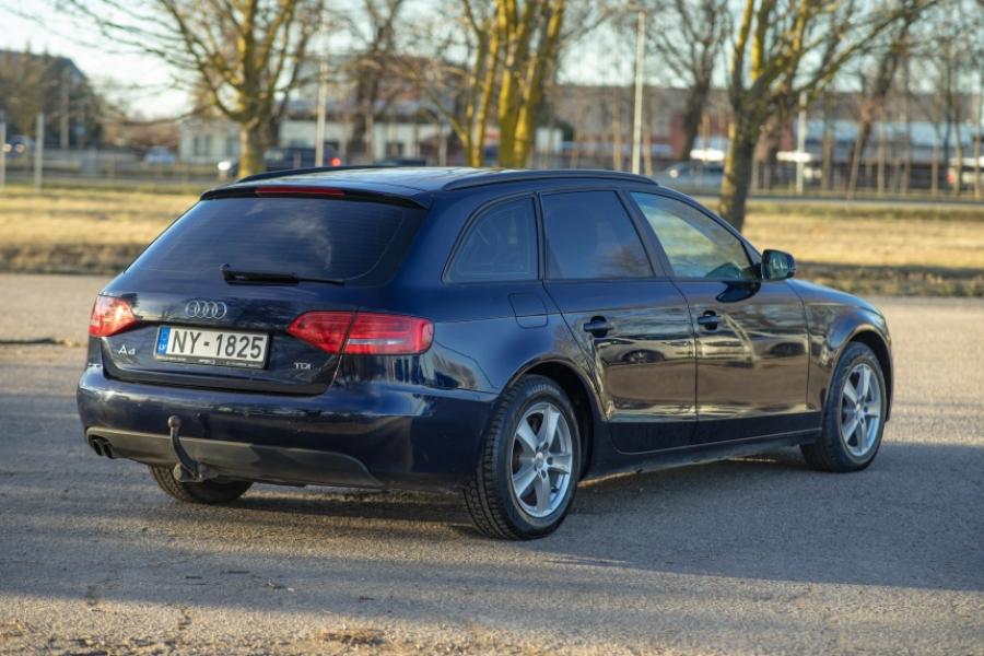 Zils Audi A4 2011 Rīga, ar dzinēja tilpumu 2.00 L un nobraukumu 307 tūkst. km par 5350 €, foto 4 vietnē AUTOMOTO.COM.LV