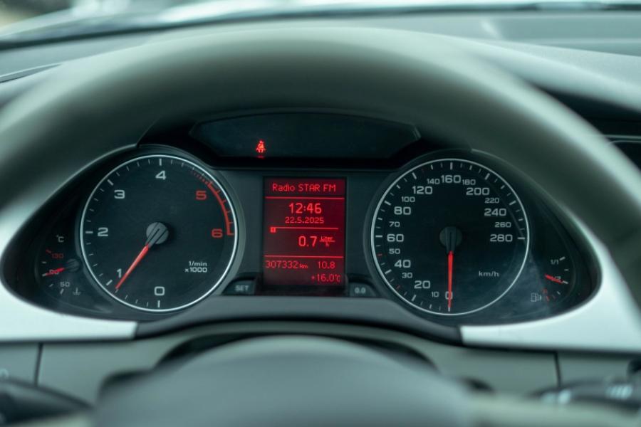 Zils Audi A4 2011 Rīga, ar dzinēja tilpumu 2.00 L un nobraukumu 307 tūkst. km par 5350 €, foto 5 vietnē AUTOMOTO.COM.LV