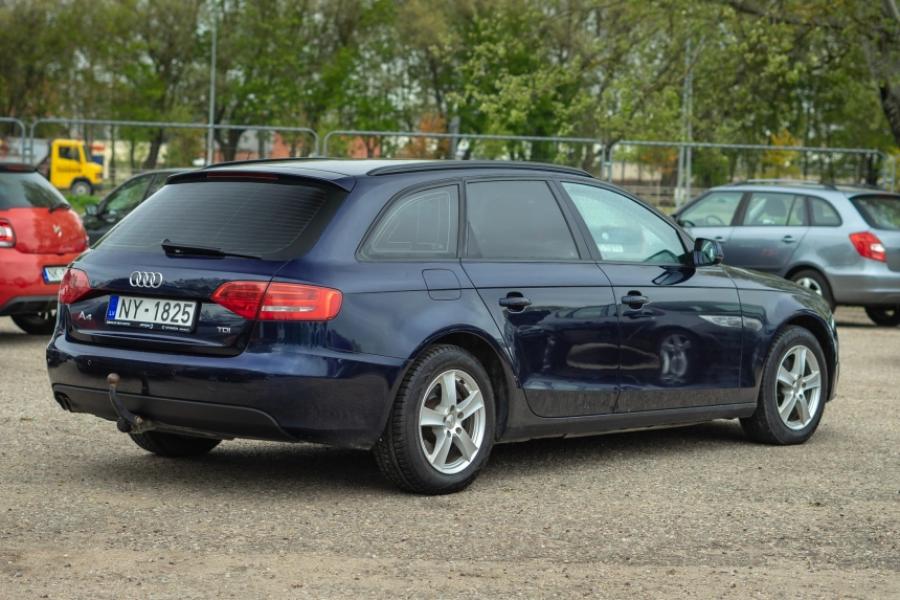 Zils Audi A4 2011 Rīga, ar dzinēja tilpumu 2.00 L un nobraukumu 307 tūkst. km par 5350 €, foto 8 vietnē AUTOMOTO.COM.LV