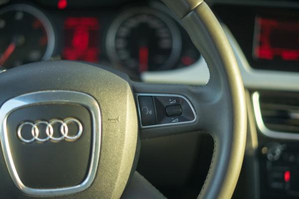 Blue Audi A4 2011 in Riga, with an engine capacity of 2.00 L and mileage of 307 thousand km for 5350 €, photo 10 on AUTOMOTO.COM.LV