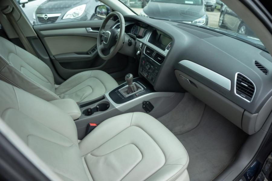 Zils Audi A4 2011 Rīga, ar dzinēja tilpumu 2.00 L un nobraukumu 307 tūkst. km par 5350 €, foto 26 vietnē AUTOMOTO.COM.LV