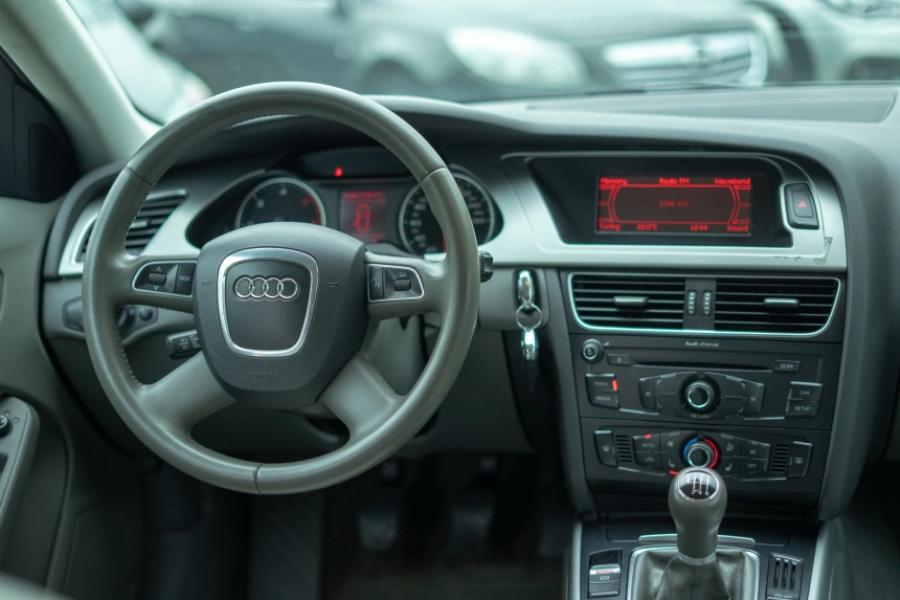 Zils Audi A4 2011 Rīga, ar dzinēja tilpumu 2.00 L un nobraukumu 307 tūkst. km par 5350 €, foto 30 vietnē AUTOMOTO.COM.LV