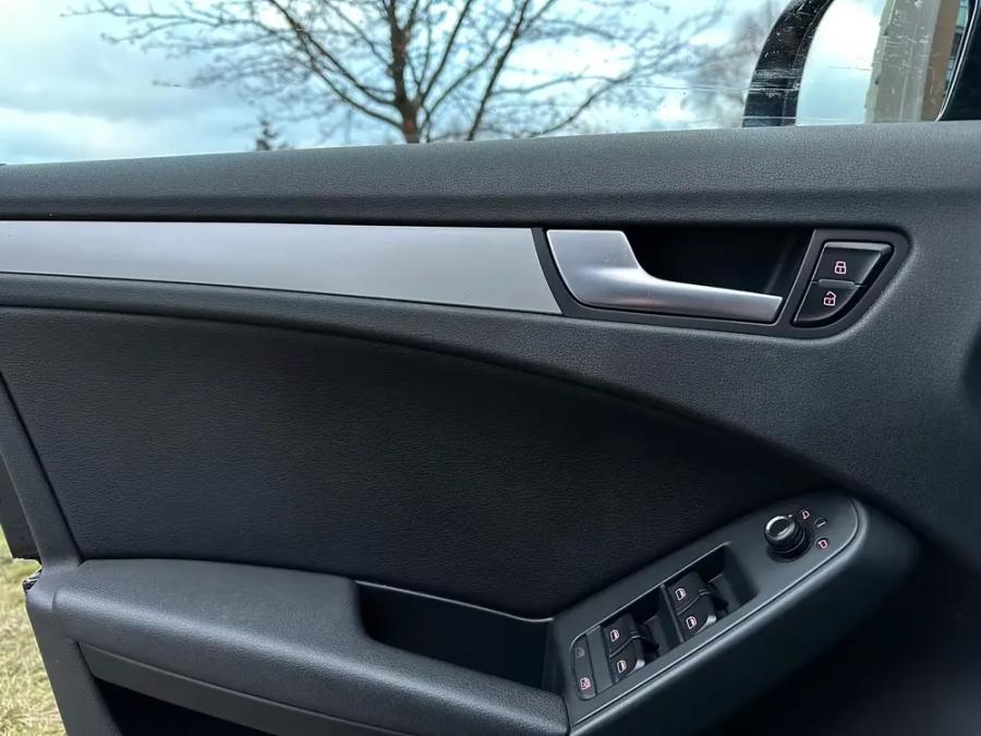 Zils Audi A4 2011 Rīga, ar dzinēja tilpumu 2.70 L un nobraukumu 343 tūkst. km par 4790 €, foto 24 vietnē AUTOMOTO.COM.LV