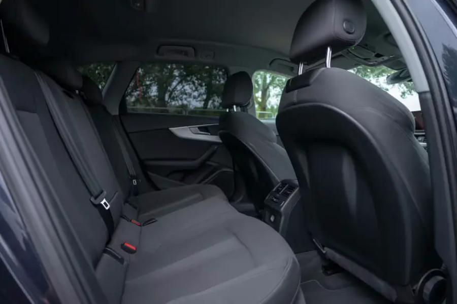Zils Audi A4 2018 Liepāja, ar dzinēja tilpumu 2.00 L un nobraukumu 96 tūkst. km par 17800 €, foto 12 vietnē AUTOMOTO.COM.LV