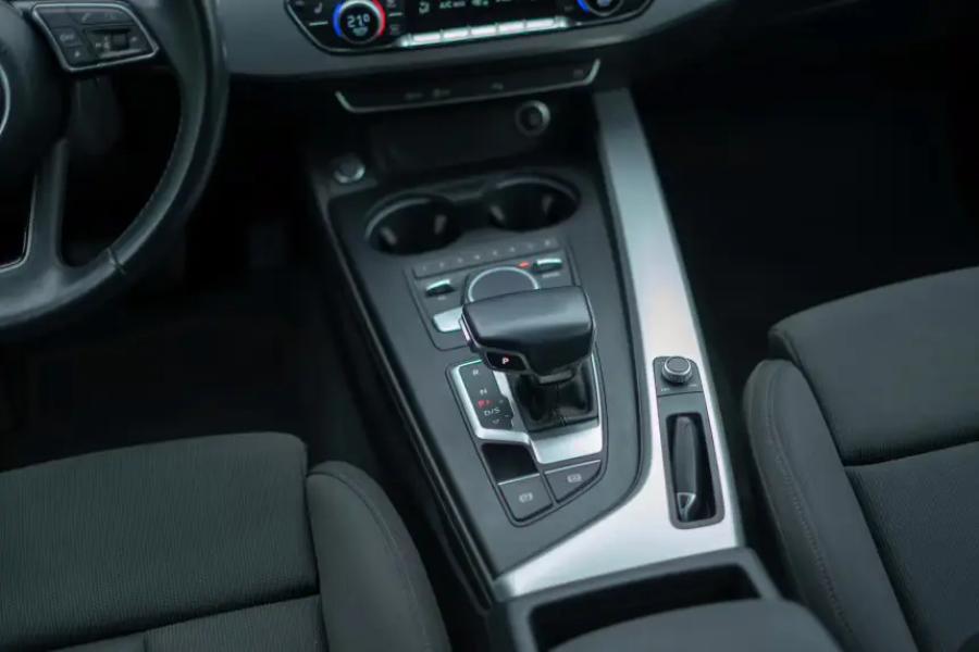 Zils Audi A4 2018 Liepāja, ar dzinēja tilpumu 2.00 L un nobraukumu 96 tūkst. km par 17800 €, foto 18 vietnē AUTOMOTO.COM.LV