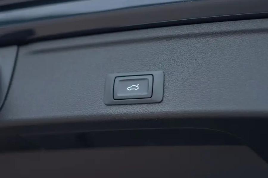 Zils Audi A4 2018 Liepāja, ar dzinēja tilpumu 2.00 L un nobraukumu 96 tūkst. km par 17800 €, foto 31 vietnē AUTOMOTO.COM.LV