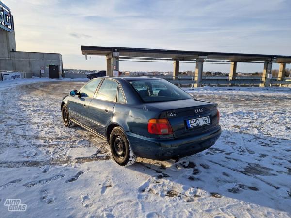 Green Audi A4 1995 in Vilnius, with an engine capacity of 1.80 L and mileage of 255 thousand km for 900 €, photo 3 on AUTOMOTO.COM.LV