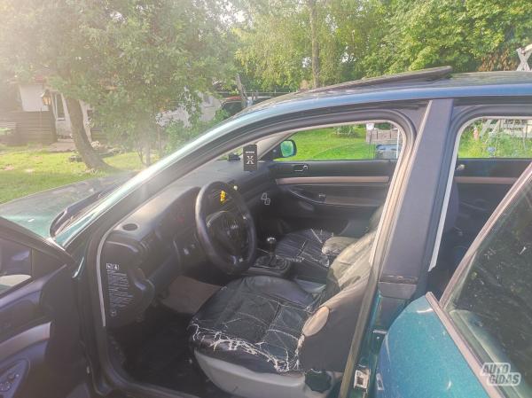 Green Audi A4 1995 in Vilnius, with an engine capacity of 1.80 L and mileage of 404 thousand km for 1200 €, photo 9 on AUTOMOTO.COM.LV