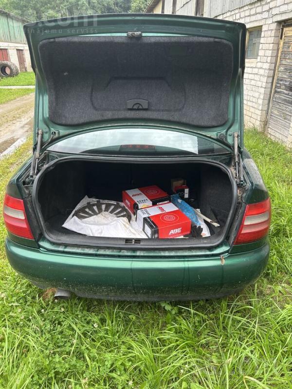 Zaļš Audi A4 1995 Ludza, ar dzinēja tilpumu 1.60 L un nobraukumu 400 tūkst. km par 350 €, foto 4 vietnē AUTOMOTO.COM.LV