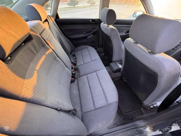 Zaļš Audi A4 1995 Akmenė, ar dzinēja tilpumu 1.78 L un nobraukumu 294 tūkst. km par 650 €, foto 4 vietnē AUTOMOTO.COM.LV