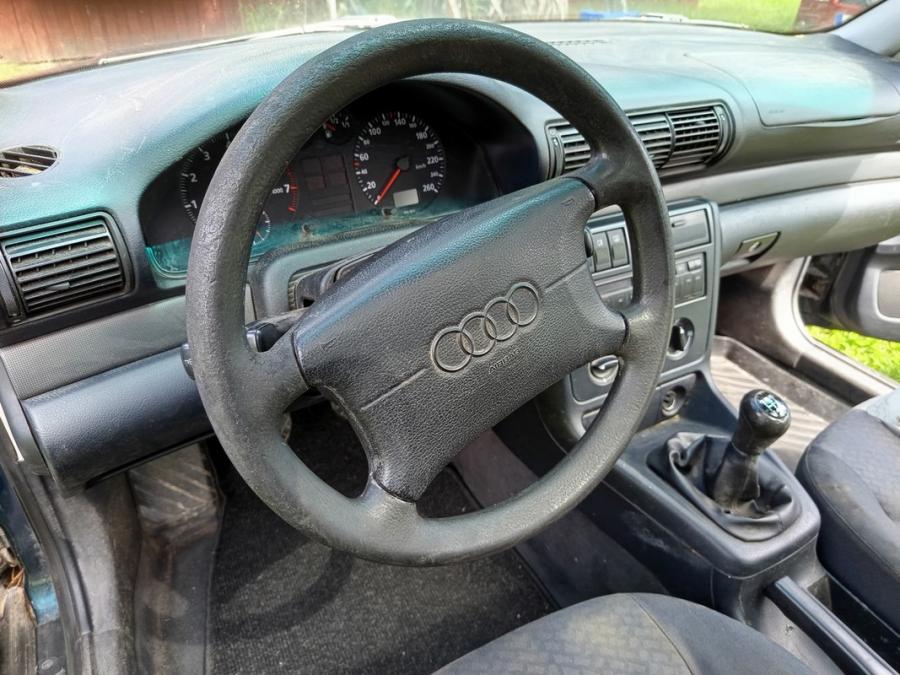 Green Audi A4 1995 in Tallinn, with an engine capacity of 0.00 L and mileage of 279 thousand km for 950 €, photo 8 on AUTOMOTO.COM.LV