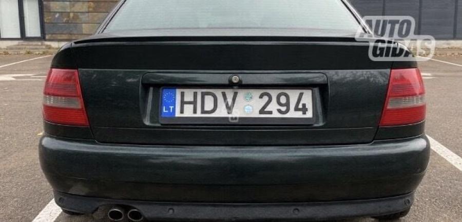 Green Audi A4 1995 in Kaunas, with an engine capacity of 1.80 L and mileage of 280 thousand km for 1700 €, photo 8 on AUTOMOTO.COM.LV