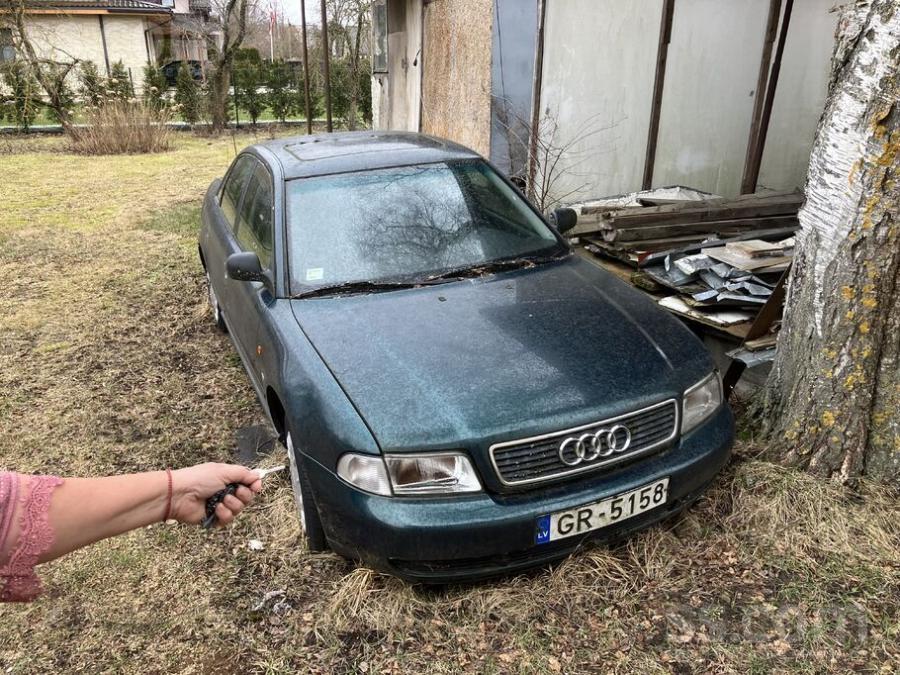Green Audi A4 1996 in Riga, with an engine capacity of 1.60 L and mileage of 175 thousand km for 800 €, photo 5 on AUTOMOTO.COM.LV