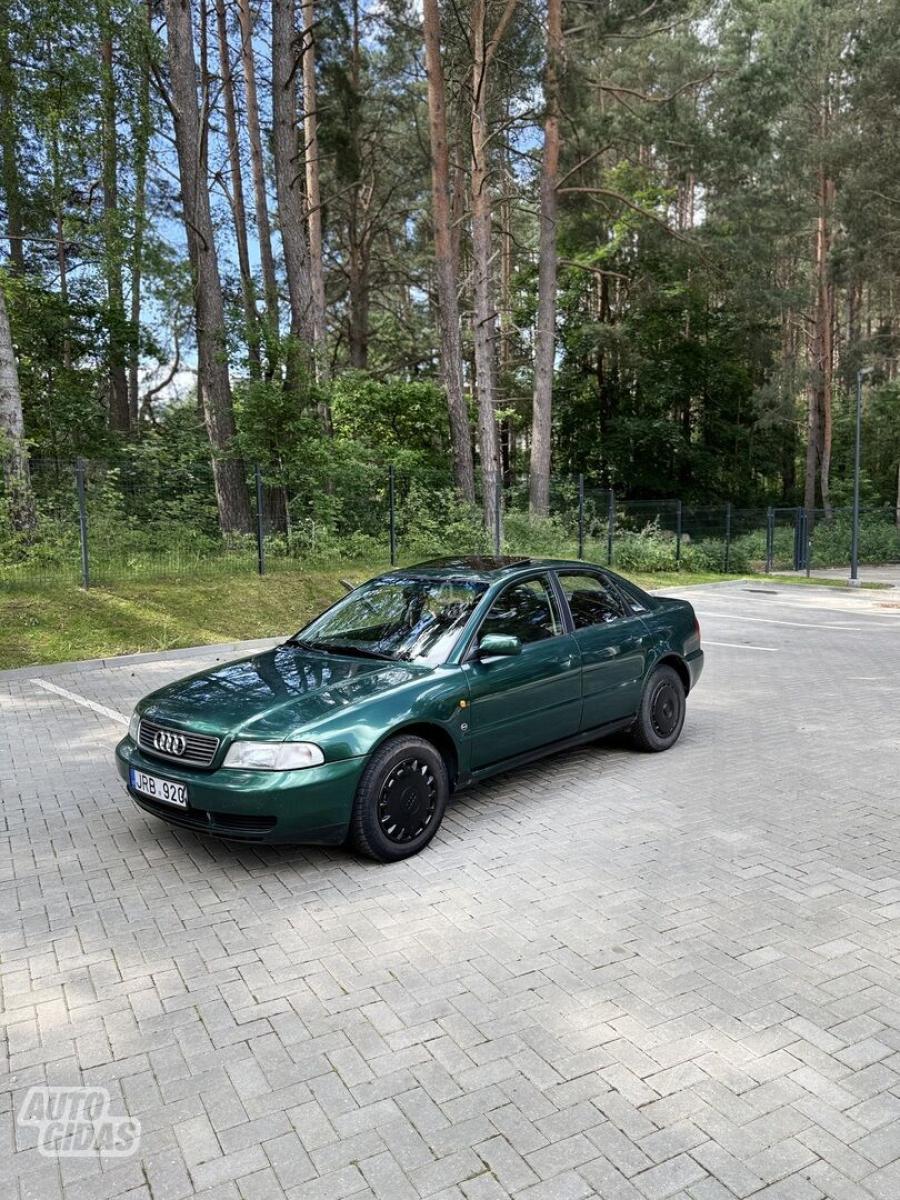 Zaļš Audi A4 1997 Viļņa, ar dzinēja tilpumu 1.60 L un nobraukumu 200 tūkst. km par 870 €, foto 1 vietnē AUTOMOTO.COM.LV