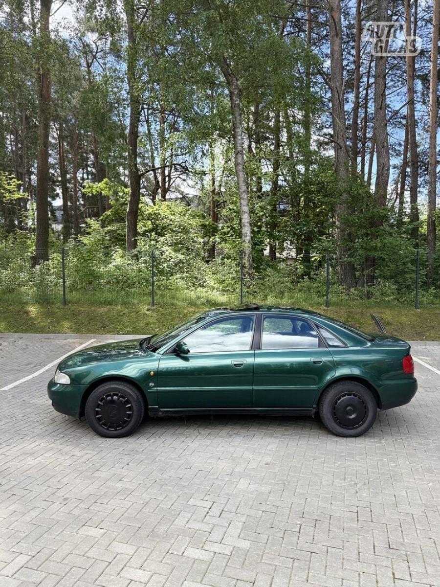 Zaļš Audi A4 1997 Viļņa, ar dzinēja tilpumu 1.60 L un nobraukumu 200 tūkst. km par 870 €, foto 8 vietnē AUTOMOTO.COM.LV