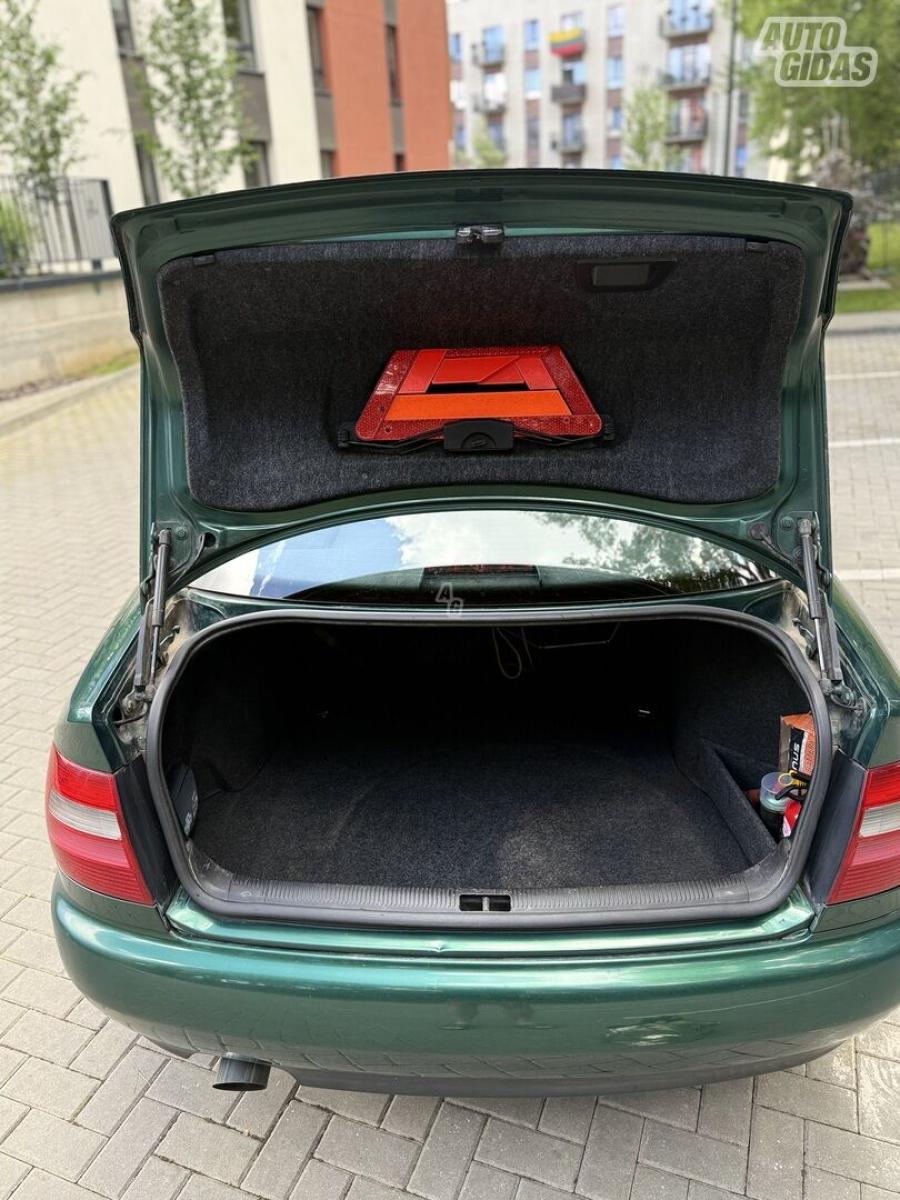 Zaļš Audi A4 1997 Viļņa, ar dzinēja tilpumu 1.60 L un nobraukumu 200 tūkst. km par 870 €, foto 10 vietnē AUTOMOTO.COM.LV
