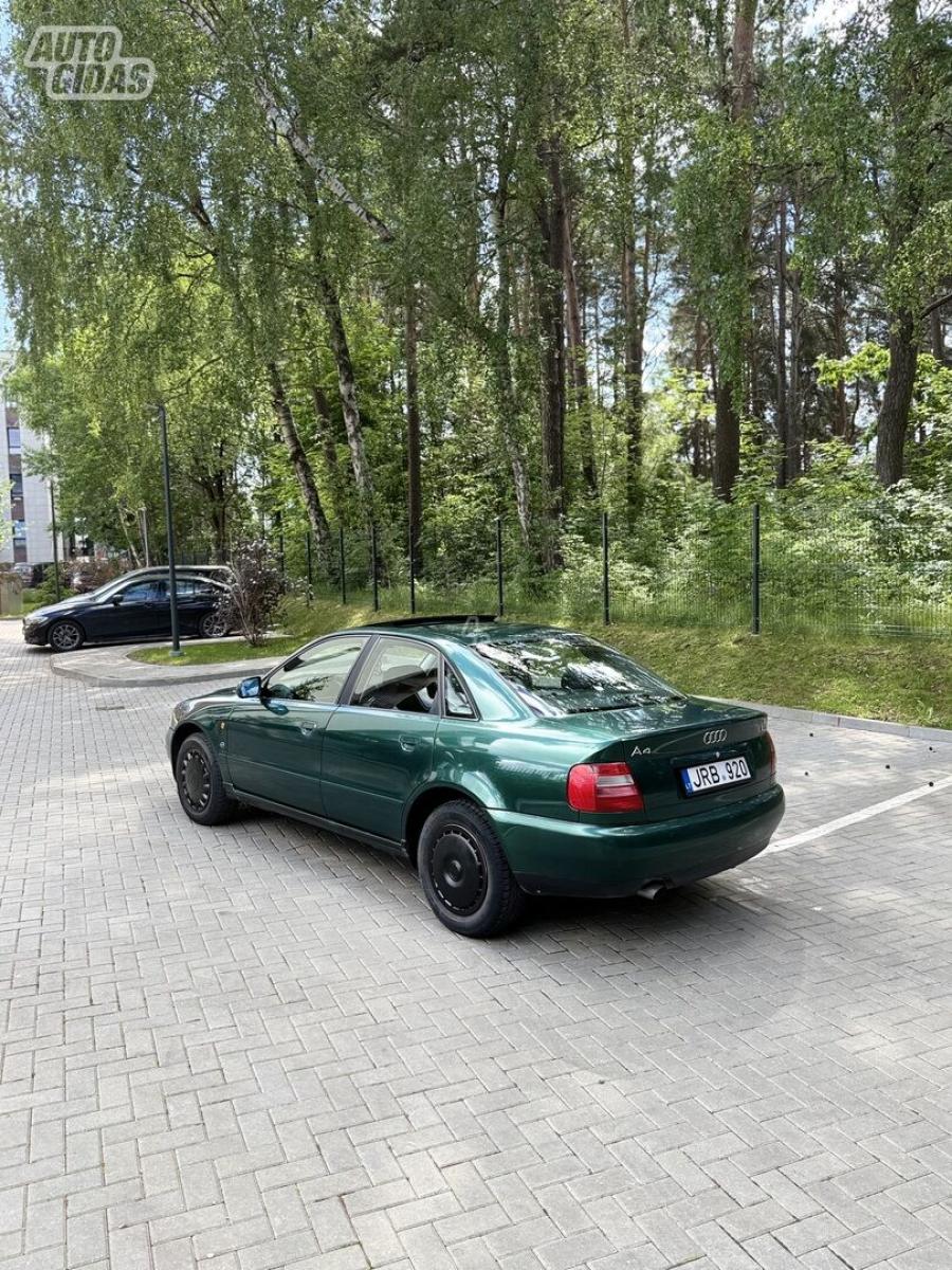 Zaļš Audi A4 1997 Viļņa, ar dzinēja tilpumu 1.60 L un nobraukumu 200 tūkst. km par 870 €, foto 6 vietnē AUTOMOTO.COM.LV