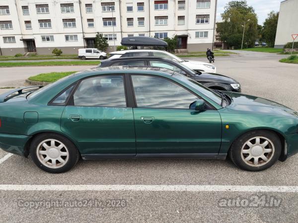 Zaļš Audi A4 1998 Kuresāre, ar dzinēja tilpumu 2.40 L un nobraukumu 305 tūkst. km par 2500 €, foto 4 vietnē AUTOMOTO.COM.LV