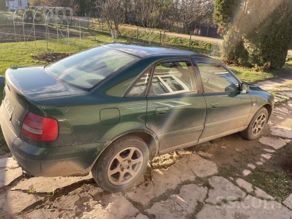 Zaļš Audi A4 1999 Jelgava, ar dzinēja tilpumu 1.60 L un nobraukumu 330 tūkst. km par 700 €, foto 3 vietnē AUTOMOTO.COM.LV