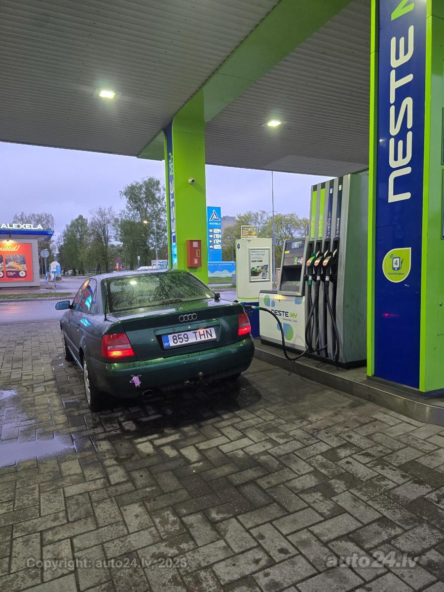 Zaļš Audi A4 2000 Tallina, ar dzinēja tilpumu 1.80 L un nobraukumu 268 tūkst. km par 600 €, foto 13 vietnē AUTOMOTO.COM.LV