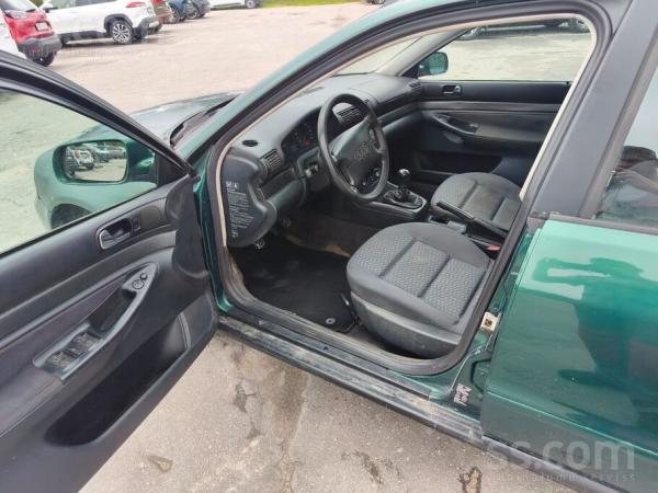 Green Audi A4 1996 in Riga, with an engine capacity of 1.80 L and mileage of 310 thousand km for 1400 €, photo 4 on AUTOMOTO.COM.LV