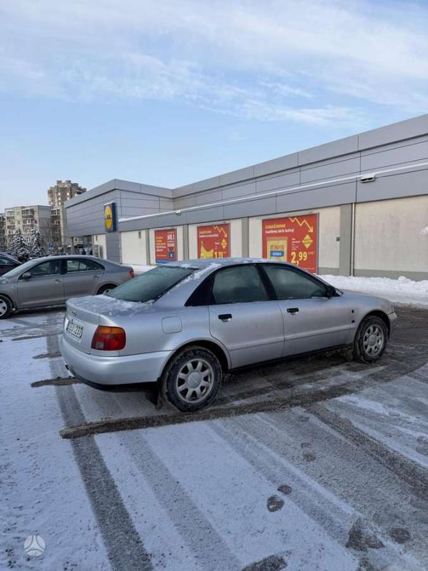Pelēks Audi A4 1995 Viļņa, ar dzinēja tilpumu 1.60 L un nobraukumu 340 tūkst. km par 699 €, foto 4 vietnē AUTOMOTO.COM.LV