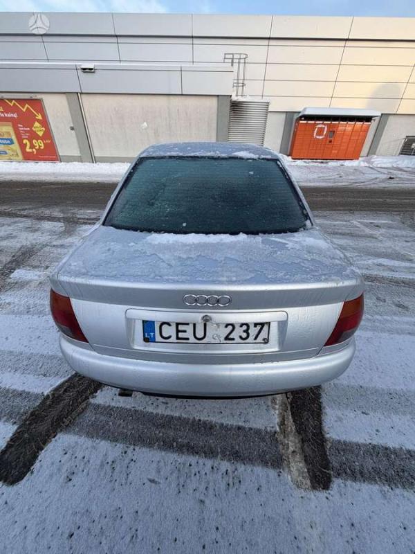 Pelēks Audi A4 1995 Viļņa, ar dzinēja tilpumu 1.60 L un nobraukumu 340 tūkst. km par 699 €, foto 5 vietnē AUTOMOTO.COM.LV