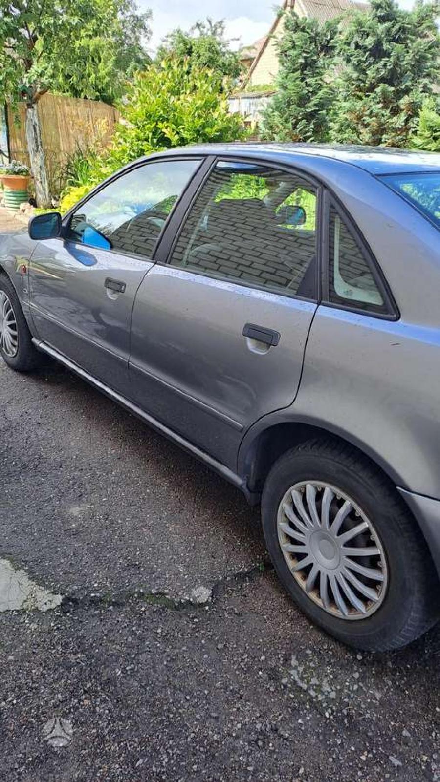Grey Audi A4 1995 in Raseiniai, with an engine capacity of 1.60 L and mileage of 120 thousand km for 800 €, photo 4 on AUTOMOTO.COM.LV