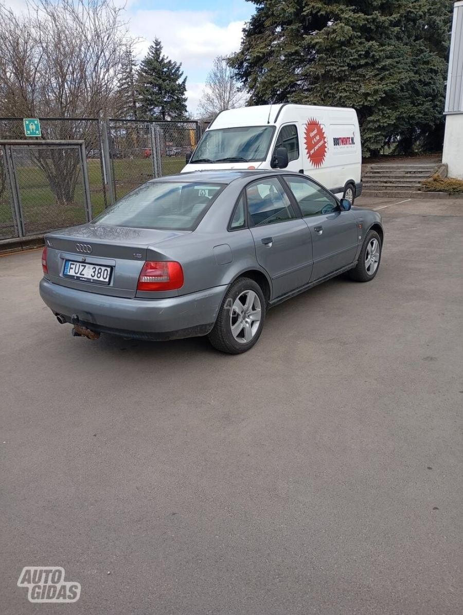 Pelēks Audi A4 1996 Kazlų Rūda, ar dzinēja tilpumu 1.60 L un nobraukumu 193 tūkst. km par 1200 €, foto 6 vietnē AUTOMOTO.COM.LV