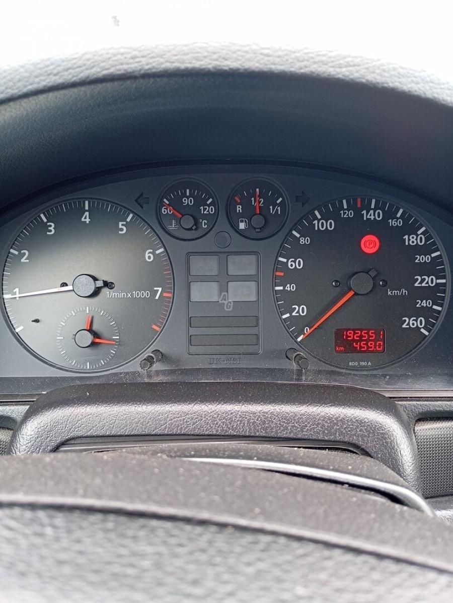 Pelēks Audi A4 1996 Kazlų Rūda, ar dzinēja tilpumu 1.60 L un nobraukumu 193 tūkst. km par 1200 €, foto 13 vietnē AUTOMOTO.COM.LV