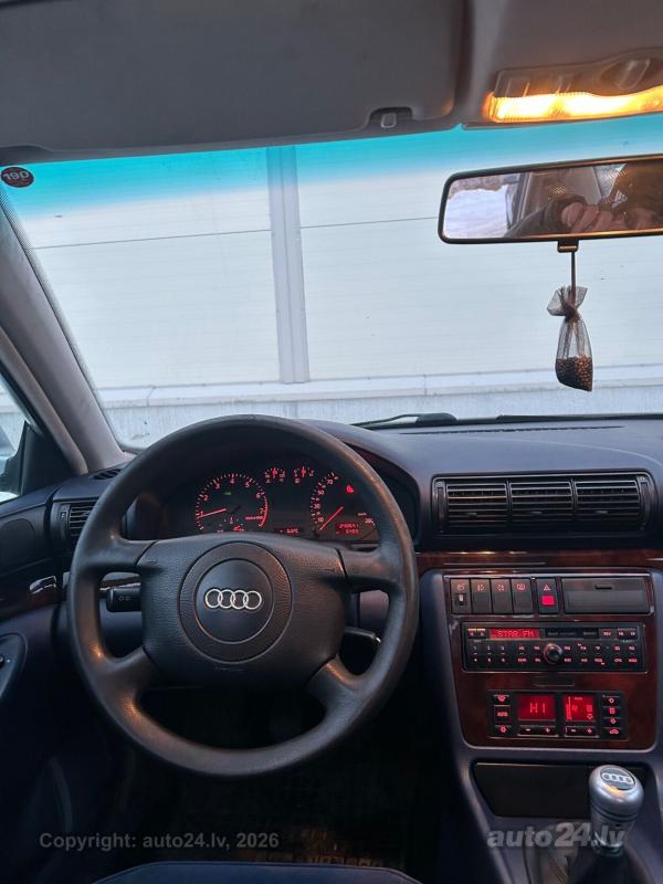 Pelēks Audi A4 1998 Tallina, ar dzinēja tilpumu 2.40 L un nobraukumu 241 tūkst. km par 2490 €, foto 10 vietnē AUTOMOTO.COM.LV