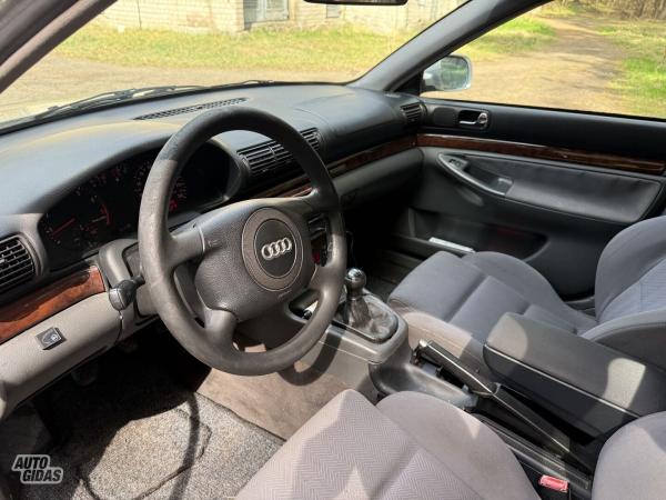 Pelēks Audi A4 1998 Viļņa, ar dzinēja tilpumu 2.40 L un nobraukumu 222 tūkst. km par 1500 €, foto 9 vietnē AUTOMOTO.COM.LV