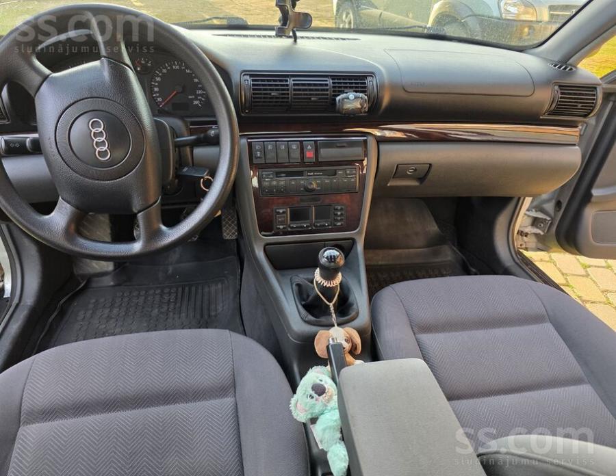 Pelēks Audi A4 1998 Preiļi, ar dzinēja tilpumu 1.60 L un nobraukumu 388 tūkst. km par 1300 €, foto 3 vietnē AUTOMOTO.COM.LV