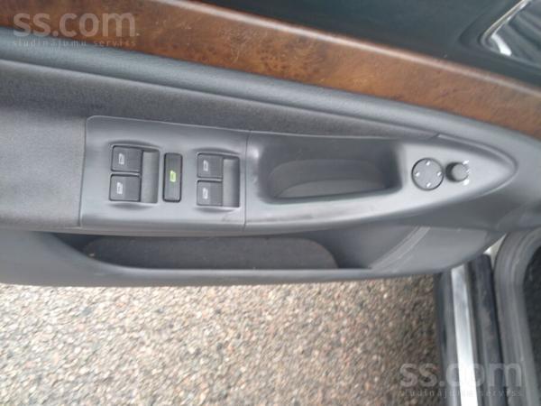 Grey Audi A4 1999 in Saldus, with an engine capacity of 2.40 L and mileage of 147 thousand km for 3500 €, photo 4 on AUTOMOTO.COM.LV