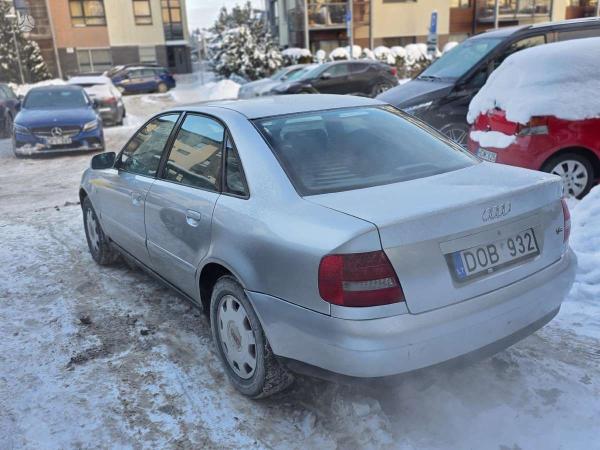 Pelēks Audi A4 2000 Viļņa, ar dzinēja tilpumu 1.78 L un nobraukumu 240 tūkst. km par 1400 €, foto 2 vietnē AUTOMOTO.COM.LV