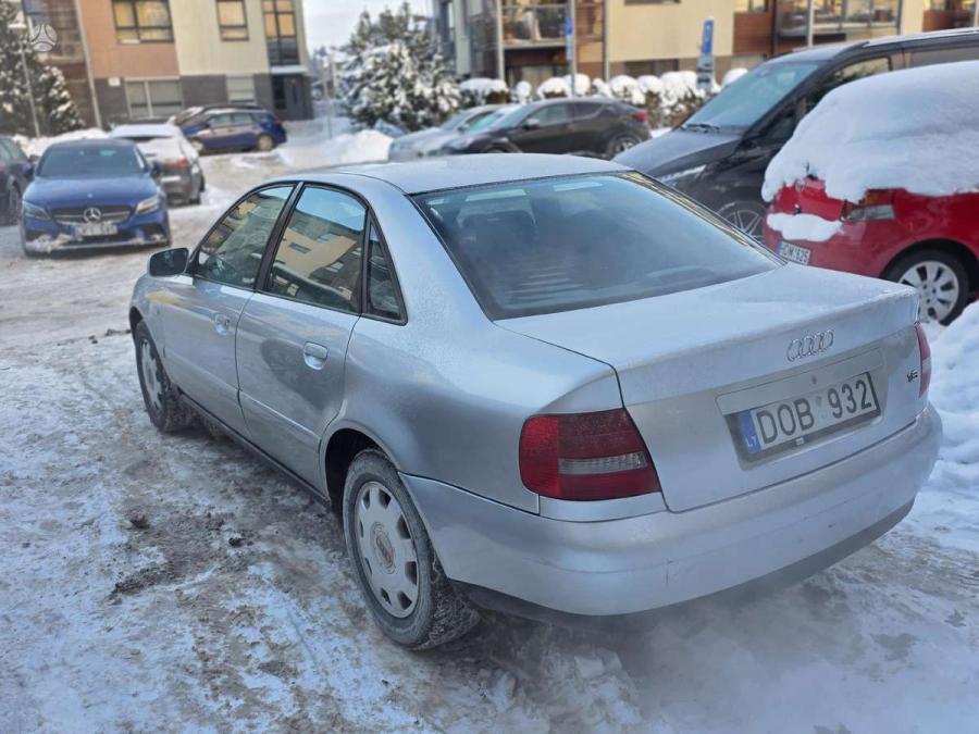 Pelēks Audi A4 2000 Viļņa, ar dzinēja tilpumu 1.78 L un nobraukumu 240 tūkst. km par 1400 €, foto 2 vietnē AUTOMOTO.COM.LV
