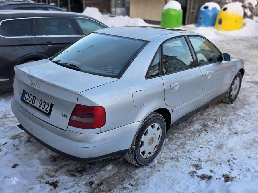 Pelēks Audi A4 2000 Viļņa, ar dzinēja tilpumu 1.78 L un nobraukumu 240 tūkst. km par 1400 €, foto 4 vietnē AUTOMOTO.COM.LV