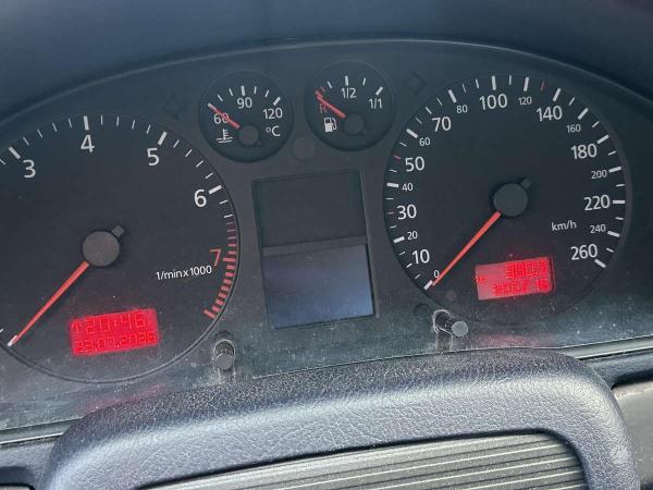 Pelēks Audi A4 2000 Kauņa, ar dzinēja tilpumu 1.60 L un nobraukumu 300 tūkst. km par 1200 €, foto 6 vietnē AUTOMOTO.COM.LV