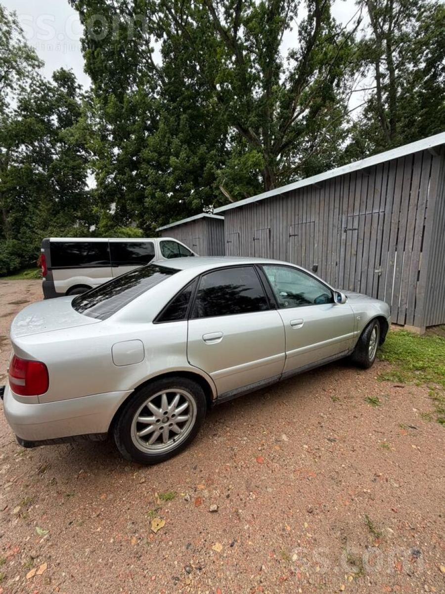Pelēks Audi A4 2000 Rīga, ar dzinēja tilpumu 1.80 L un nobraukumu 400 tūkst. km par 1000 €, foto 5 vietnē AUTOMOTO.COM.LV