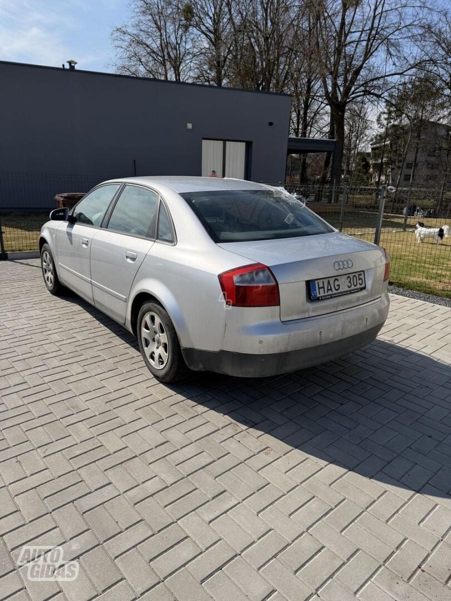 Pelēks Audi A4 2001 Kauņa, ar dzinēja tilpumu 1.90 L un nobraukumu 400 tūkst. km par 600 €, foto 4 vietnē AUTOMOTO.COM.LV