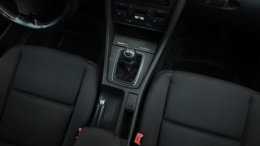 Grey Audi A4 2003 in Riga, with an engine capacity of 2.50 L and mileage of 435 thousand km for 2600 €, photo 5 on AUTOMOTO.COM.LV