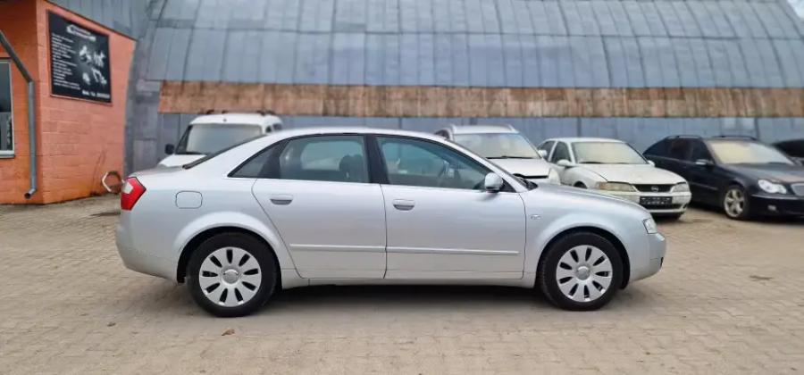 Pelēks Audi A4 2004 Valmiera, ar dzinēja tilpumu 2.00 L un nobraukumu 299 tūkst. km par 1800 €, foto 3 vietnē AUTOMOTO.COM.LV