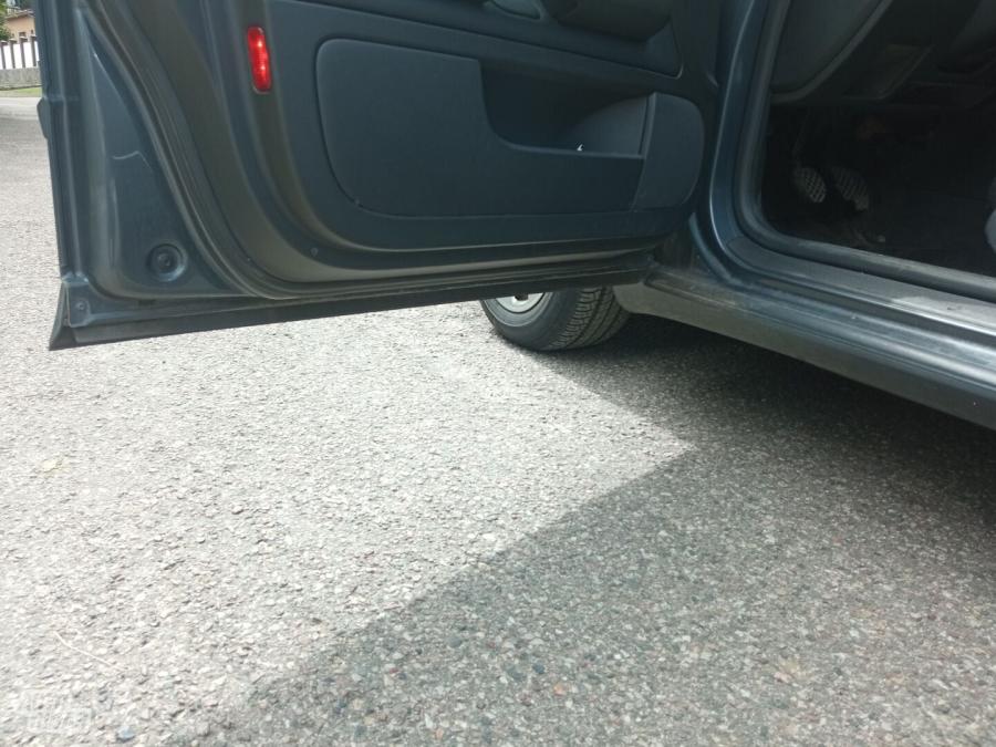 Grey Audi A4 2004 in Vilnius, with an engine capacity of 1.90 L and mileage of 242 thousand km for 1690 €, photo 13 on AUTOMOTO.COM.LV